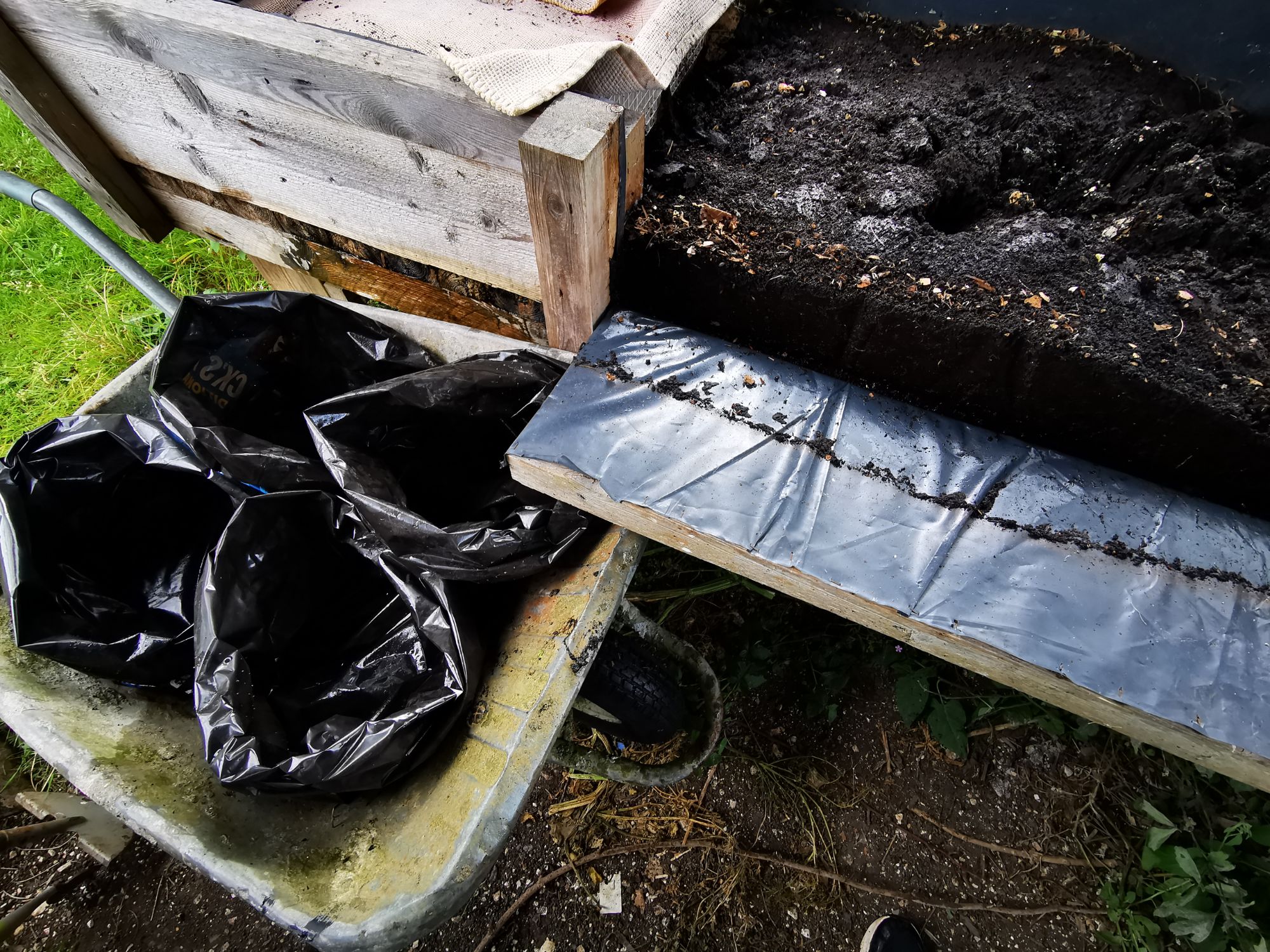 Harvesting compost from our worm farm that recycles waste into ‘gardeners gold’ – Homegrown and ...